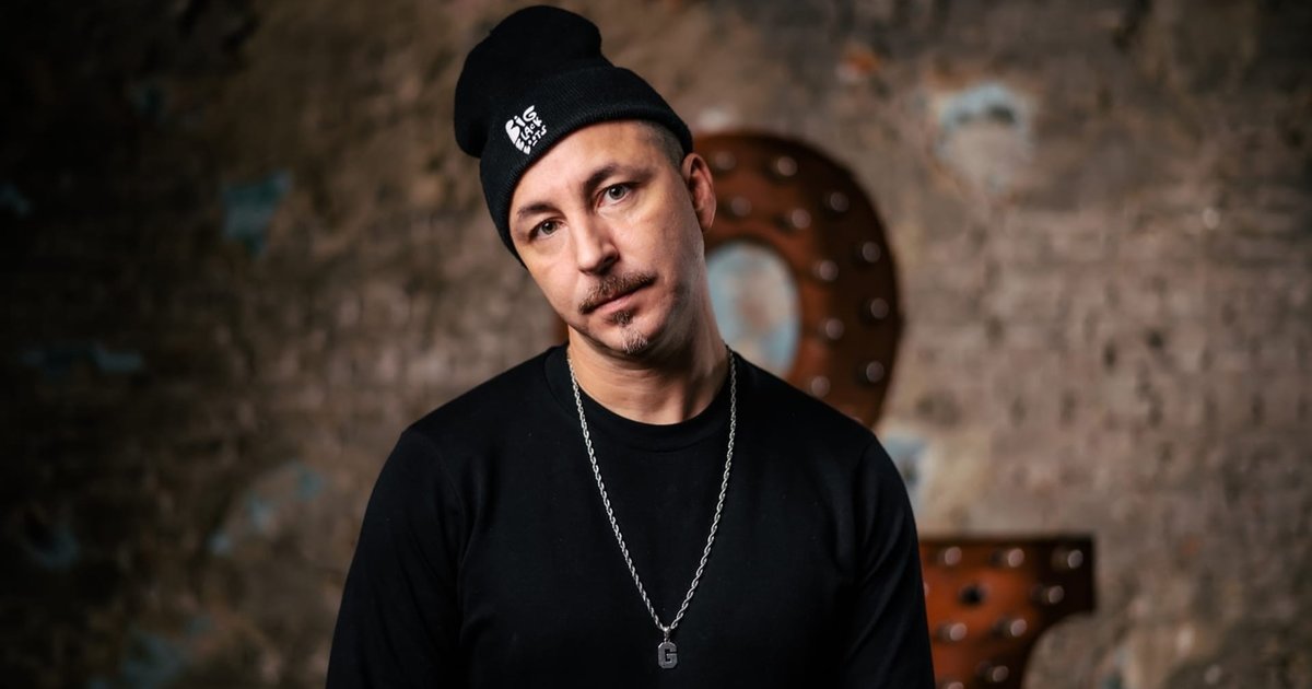 Click the Band Members: Big Black Boots Quiz - By lilmanfred